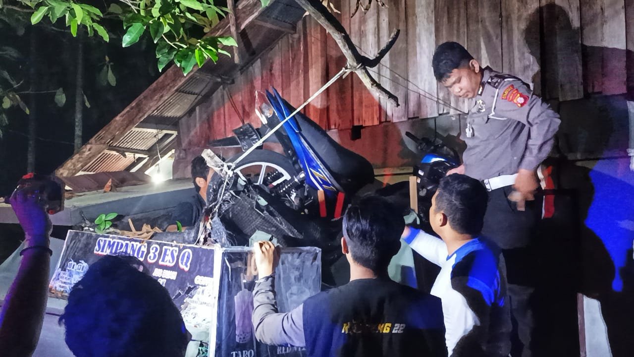 Heboh Sepeda Motor 'Terbang' Ke Atap Kantin Sekolah - KALTENGTIMES